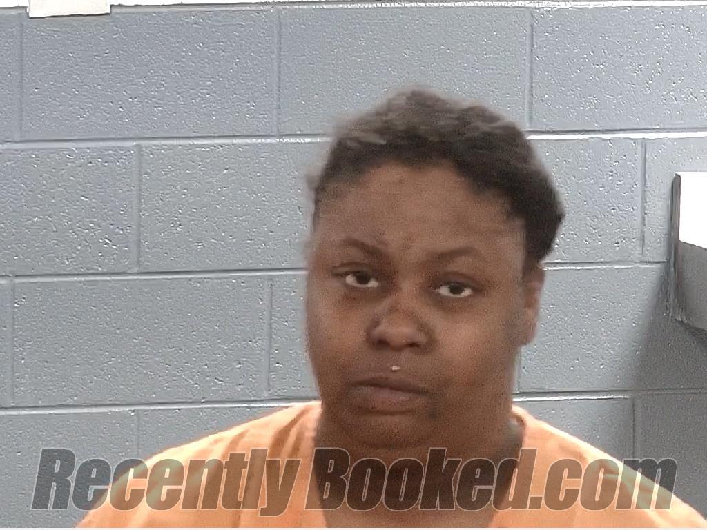 Recent Booking / Mugshot for QUNISHA TASHAWN REAVES in Marion County ...