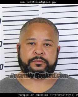Recent Booking / Mugshot for STERLING ANDRE COMBS in Scott County, Iowa