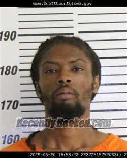 Recent Booking / Mugshot for VERNON LASHAWN LEE in Scott County, Iowa