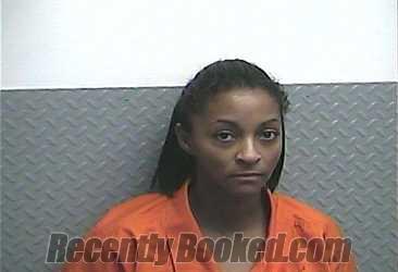 Recent Booking / Mugshot for LASHAUNA S WELLS in Hart County, Kentucky
