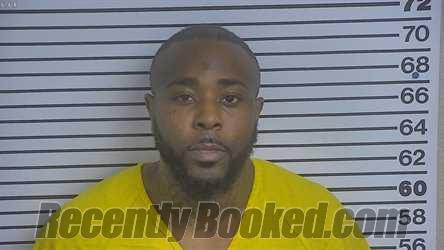 Recent Booking / Mugshot for DEANDRE GARRY in Forrest County, Mississippi
